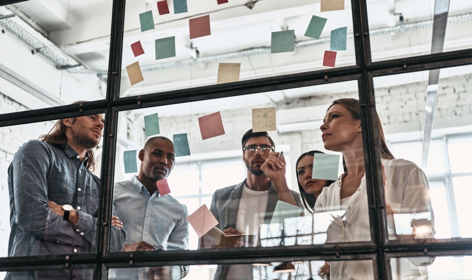 ¿Cómo generar ideas creativas en equipo? | Emarkc